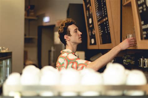 실내 카페에서 바리스타로 일하는 남자의 남성 초상화 소기업을 위한 컨셉 사진 사람들과 함께하는 라이프스타일 사진 25 29세에 대한 스톡 사진 및 기타 이미지 Istock