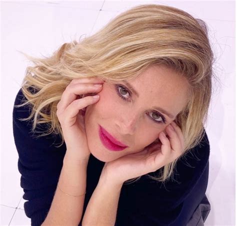 Alessia Marcuzzi Sex Bomb In Shorts E Tacchi Alti In Tv Sembro Invincibile Tgcom24