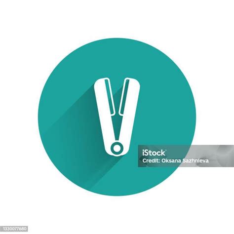 긴 그림자 배경으로 고립 된 머리 아이콘을위한 흰색 컬링 아이언 헤어 스트레이트너 아이콘 녹색 원 버튼입니다 벡터 0명에 대한 스톡 벡터 아트 및 기타 이미지 Istock