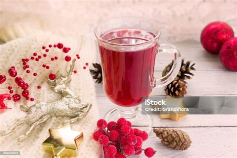 별 나무 테이블 화이트 Mulled 와인과 크리스마스 장식황금 사슴 빨간 딸기 콘 개념에 대한 스톡 사진 및 기타 이미지