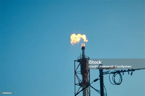 이 공장은 화창한 날에 파이프에서 연기와 스모그를 방출하고 오염 물질이 대기로 유입됩니다 0명에 대한 스톡 사진 및 기타 이미지 0명 공장 산업 건물 기후 묘사