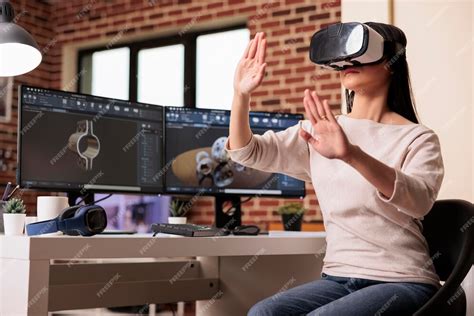 가상 현실 기술과 컴퓨터의 cad 소프트웨어로 기어 제품을 제조하기 위해 vr 안경을 사용하는 엔지니어 인터랙티브 헤드셋이