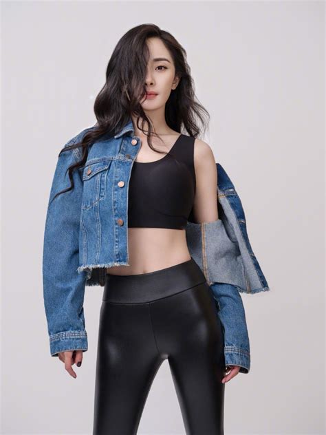 杨幂穿黑背心搭牛仔外套 露小蛮腰展完美曲线