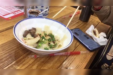 官方回应西安回民街6根面20元：确实分量不足，增量50