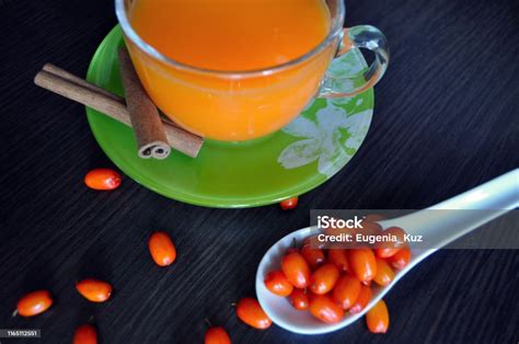 신선한 밝은 오렌지 바다 갈매 나무속 열매와 감귤류와 계피를 곁들인 바다 갈매 나무속 차 0명에 대한 스톡 사진 및 기타 이미지 0명 감귤류 과일 건강한 식생활