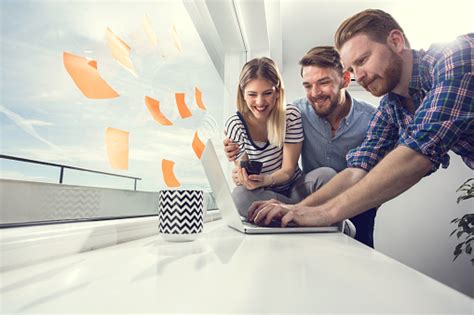 젊은 캐주얼 비즈니스 팀 커피 브레이크에 전자 메일을 작성 합니다 3 명에 대한 스톡 사진 및 기타 이미지 3 명 그래픽 디자이너 기업 재무와 산업 Istock