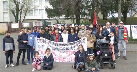 Haute Saône Héricourt Lécole Robert Ploye Fait Grève Contre Une