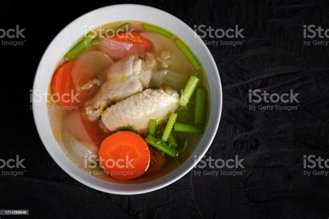 당근 양파 토마토를 나무 테이블에 얹은 닭고기 수프와 닭날개 그릇 수프에 대한 스톡 사진 및 기타 이미지 수프 투명한 닭