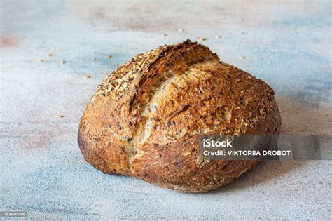 아마씨 오트밀 색칠된 배경에 참깨 건강한 음식 개념 누룩 없는 빵을 곁들인 신선한 통곡물 사워도우 빵 발효제에 대한 스톡 사진