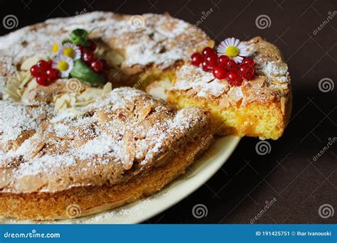 Tarta De Manzana Casera Con Nueces Y Currantéxica Roja O Fondo Imagen