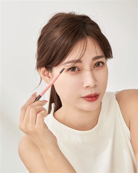 依靜𝗠𝗶𝗸𝗮𝘆𝗹𝗮 審美提升首先要先有一個開運眉🥰 身爲對眉妝有著濃厚興趣的使用者 化妝包裡隨時都有 Za的經典旋轉眉筆 這是支不手殘的