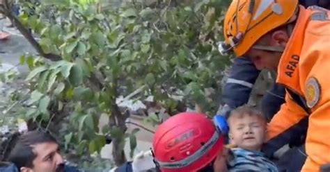 Vídeo Mostra Resgate De Bebê Turco Que Ficou Soterrado Por 79 Horas