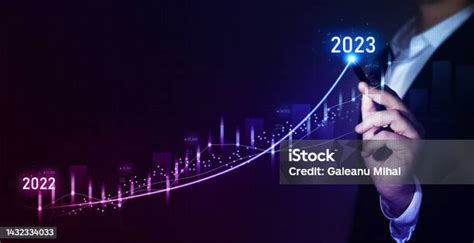 화살표 그래프 기업 미래 성장 연도 2022 년에서 2023 년으로 늘리십시오 계획 기회 도전 및 사업 전략 내년 2023 년