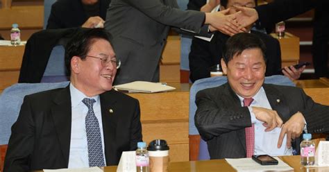 친윤 “尹 명예당대표 가능” 띄우자與중진 “文과 다른 게 뭐냐”