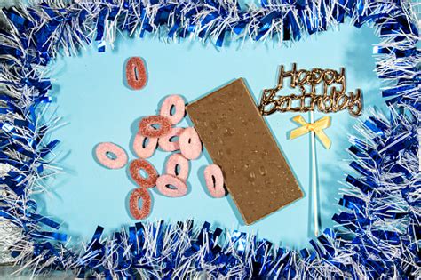 생일 파티 초콜릿 바와 젤리 사탕 텍스트와 딸기 사탕 젤리와 블루 틴셀 테두리 12월에 대한 스톡 사진 및 기타 이미지 12