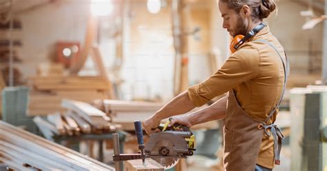 목공이 소목 장인의 작업장에서 무선 전기 톱으로 나무 막대를 톱질하는 목수 사진 Unsplash의 목수직 이미지