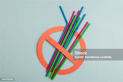 빨간색 밝은 녹색 배경에 플라스틱 빨 대와 기호를 사용 하지 않습니다 환경 개념입니다 금지 일회용 플라스틱 텍스트의 공간을 복사 합니다 0명에 대한 스톡 사진 및 기타