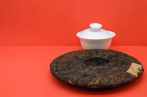 푸어 차와 도자기 가이완의 둥근 평평한 디스크 빨간색 배경 공간을 복사합니다 0명에 대한 스톡 사진 및 기타 이미지 0명
