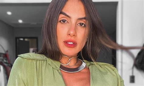 Carol Peixinho exibe corpão sarado em fotos de biquíni
