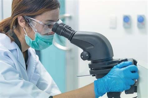 Cientista asiático trabalhando no