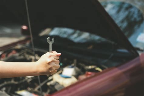 Engenheiro mecânico mãos abrem a saia do carro para verificar o nível