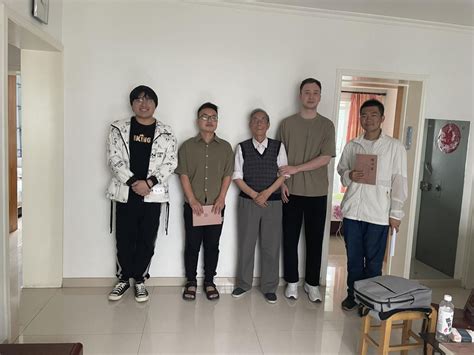 学生慰问老党员红色基因代代传 新疆大学历史学院