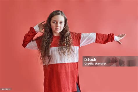 Młoda Piękna Urocza Dziewczyna Tańcząca Na Czerwonym Tle Nowoczesna