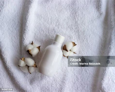 흰색 수건에 면화 꽃이있는 화장품을위한 흰색 플라스틱 병 0에 대한 스톡 사진 및 기타 이미지 0 개념 건강한 생활방식 Istock