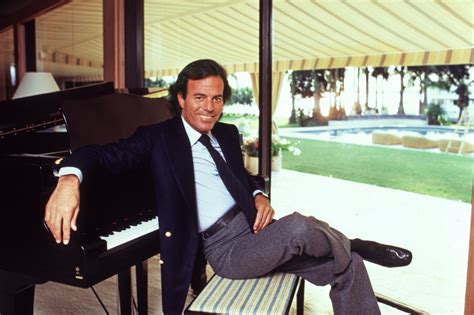 Julio Iglesias 80 Anni Avvolti Dal Mistero Per Il Cantante Che