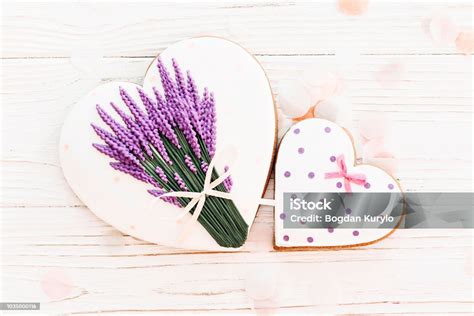 쿠키 하트와 라벤더 꽃 배경에 흰색 소박한 나무 플랫 하다 텍스트를 위한 공간입니다 해피 발렌타인의 날 또는 여자입니다 해피
