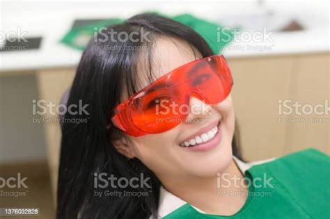 스토마토전문의 자외선 램프로 치아 미백을 검사하는 보호 안경을 착용한 여성 건강 진단에 대한 스톡 사진 및 기타 이미지 건강