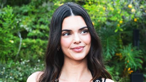 Kendall Jenner Fans Suspect Model Had A ‘boob Job As Star Poses In A