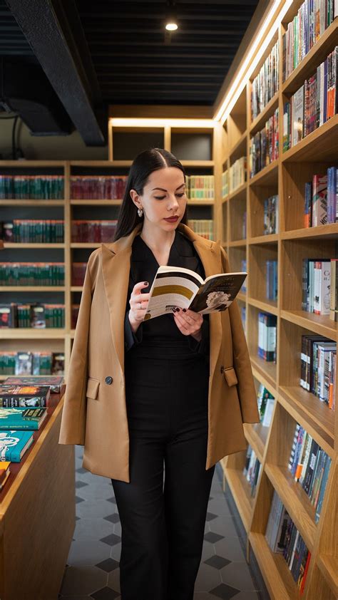 Девушка читает книгу в книжном магазине | Photo