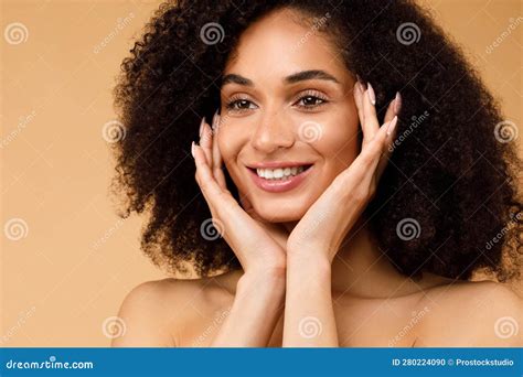 Jovencita Negra Tocando Sus Mejillas Disfrutando De La Piel Seda