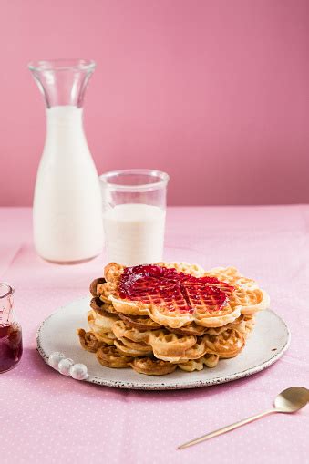 분홍색 배경에 건포도 잼이 있는 갓 구운 수제 하트 모양의 벨기에 와플 유럽식 구운 페이스트리 과자 세인트 발렌타인 데이 아침 식사 개념 모양에 대한 스톡 사진 및 기타