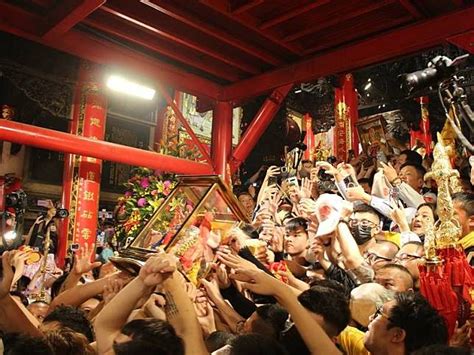 大甲媽祖回鑾安座 鎮瀾宮週邊擠滿信眾迎接 中央通訊社 Line Today