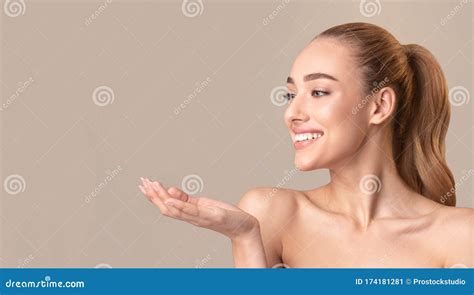 在米色背景上手持隐形物品的女性 库存图片 图片 包括有 夫人 自然 整容术 面部 人员 掌上型计算机 174181281