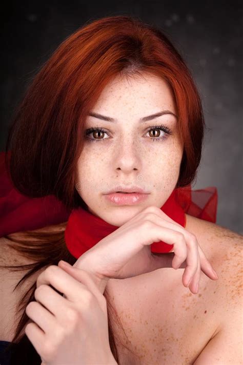 Schöne Frau Mit Dem Roten Haar Und Den Freckles Stockfoto Bild Von