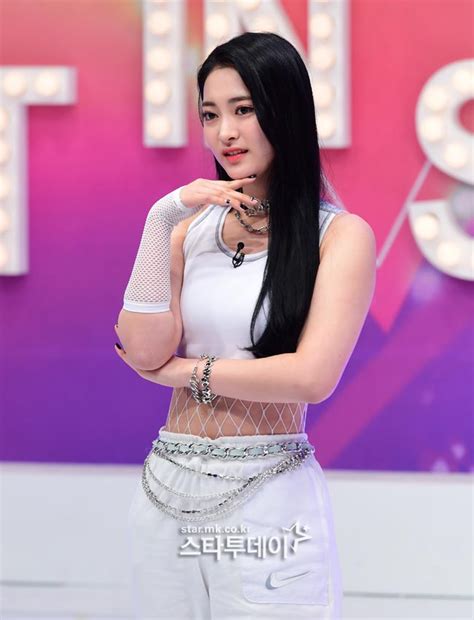 [포토] 시그니처 세미 무대 의상 시선집중