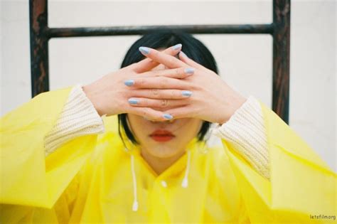 18046 穿黄色雨衣的女孩 胶片的味道