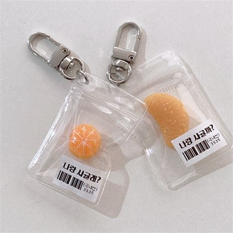 수니상점 과일 포켓 귤 키링 나랑 사귤까 바코드 라벨 봉지 비퍼백 미니 열쇠고리 커플키링 가방키링 핸드폰키링 가방꾸미기 우정템 쓿데없는 웃긴 귀여운 선물