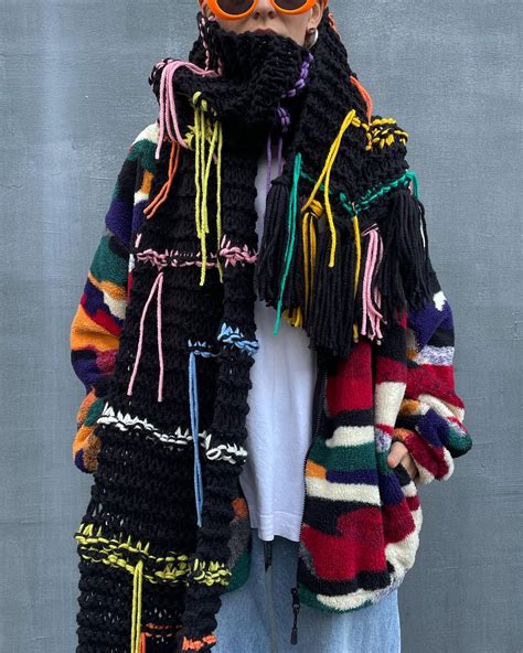 Объёмный шарф с бахромой в чёрном цвете. | Clothes, Scarf, Knit crochet