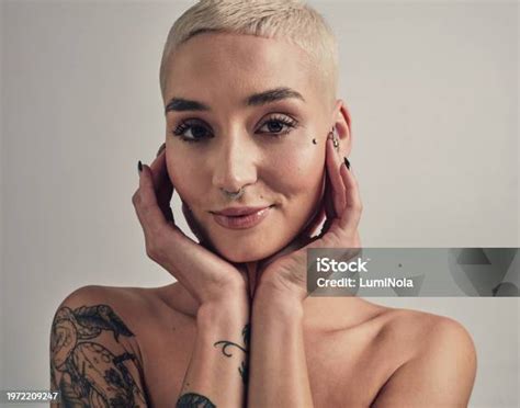 모델 초상화 및 화장품 스튜디오에서 뷰티 문신 메이크업 및 피어싱을 통해 Z 세대의 미학을 자신있게 표현합니다 젊은 여성 미소 또는 금발 머리 피부과 또는 스킨 케어 회색