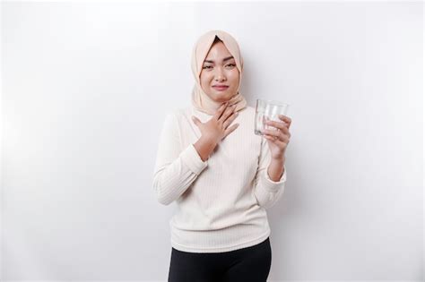 Premium Photo An Asian Muslim Woman Feels So Thirsty Because Of The