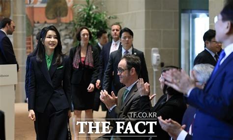 김건희 여사 美부통령 남편과 환담문체부·스미스소니언재단 Mou 체결식 참석 정치 기사 더팩트