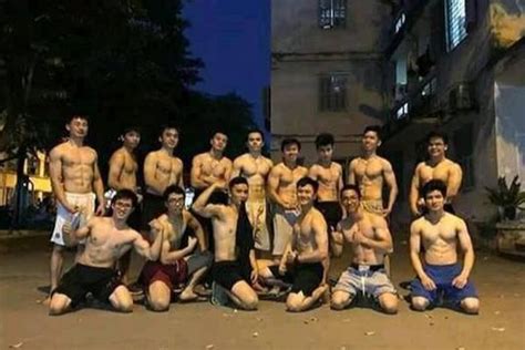 Bức ảnh Dàn Nam Sinh Bách Khoa Khoe Cơ Bắp 6 Múi Cuồn Cuộn Gây Sốt Con