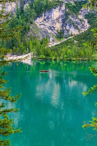 호수 Braies Dolomites 산 Sudtirol 이탈리아유럽에서 알파인 호수에 전형적인 목조 보트와 함께 낭만적인 장소