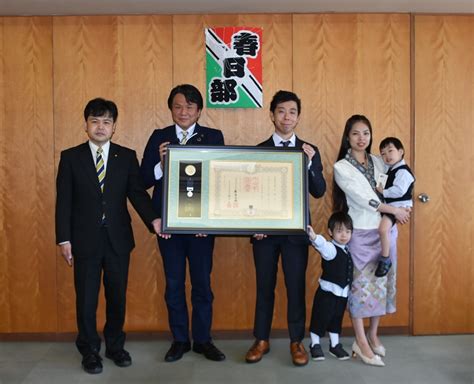 春日部市 【紺綬褒章受章者佐藤 大介氏へ褒章の記・褒章額を贈呈しました】 3月28日、紺綬褒章を受章した佐藤