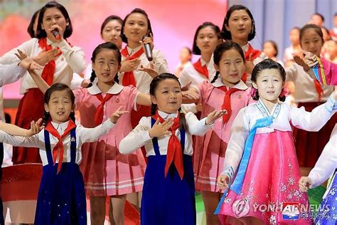 북한 소년단창립 78주년 학생소년 종합공연 진행