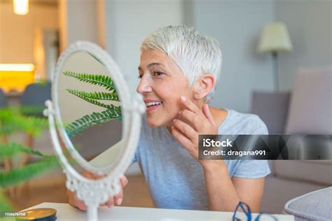 아름다운 노인 여성 들고 거울과 가정에서 얼굴 크림을 적용 한 명의 여자만에 대한 스톡 사진 및 기타 이미지 한 명의 여자만 거울 여자 노인 Istock